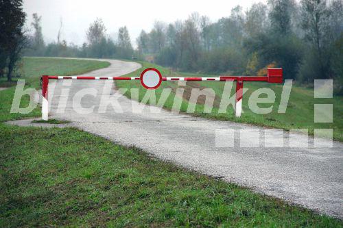 blickwinkel - abgesperrte Strasse - blocked street - McPHOTO/BilderBox