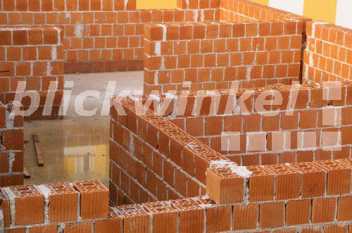 blickwinkel - Ziegelmauer in einem Neubau - brick wall in a new ...