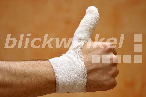 blickwinkel - verbundener Daumen zeigt nach oben - bandaged thumb ...