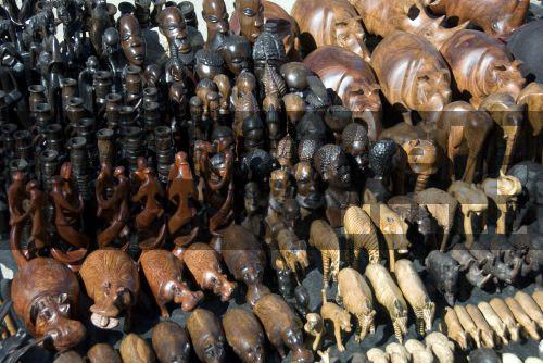 blickwinkel - traditionelle Holzschnitzereien, Namibia, Windhoek ...