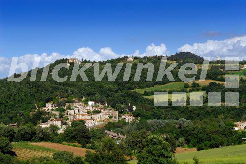 blickwinkel - das Dorf Pontecuti im Tiber-Tal unter Todi, Italien ...