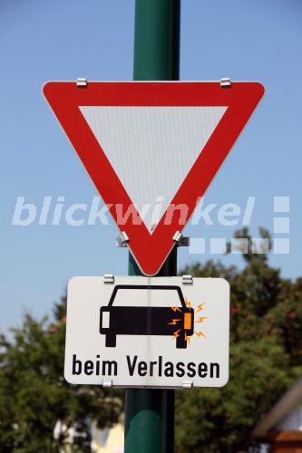 blickwinkel - Schild: Vorfahrt Gewaehren am Kreisverkehr - give way ...