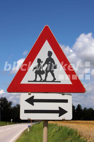 blickwinkel - Verkehrszeichen Schulweg - traffic sign way to school ...
