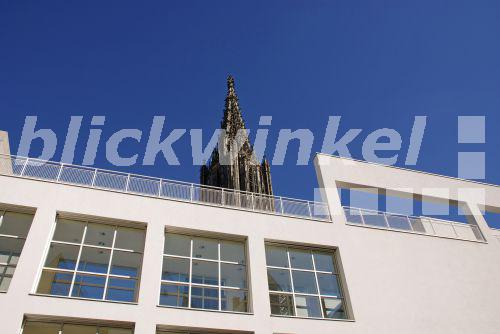blickwinkel - Stadthaus mit Ulmer Muenster im Hintergrund, hoechster ...