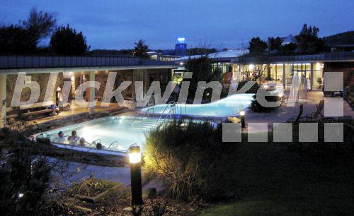 blickwinkel - Aussenbadelandschaft des Saunabereiches im Freizeitbad ...