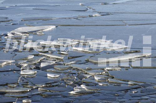 blickwinkel - Eisschollen auf einem See, Deutschland, Nordrhein ...