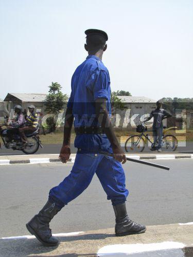 blickwinkel - Polizist mit Schlagstock patrouilliert auf einer grossen ...