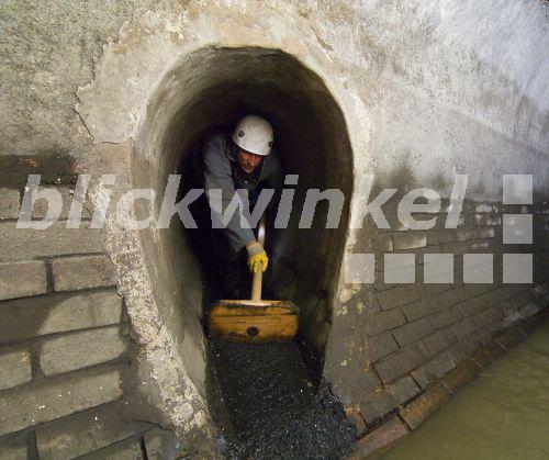 blickwinkel - Kanalarbeiter beim Saeubern vom Abwasserkanaelen, NICHT ...