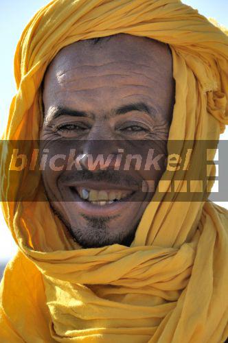 blickwinkel - Berber mit dem traditionellen Litham, Portraet, Marokko ...