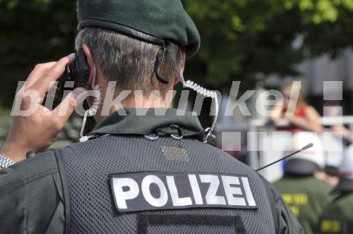 blickwinkel - Polizist einer Beweissicherungs- und Festnahmeeinheit ...