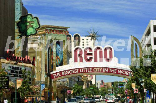 blickwinkel - Hauptstrasse von Reno mit Werbeschild, USA, Nevada, Reno ...