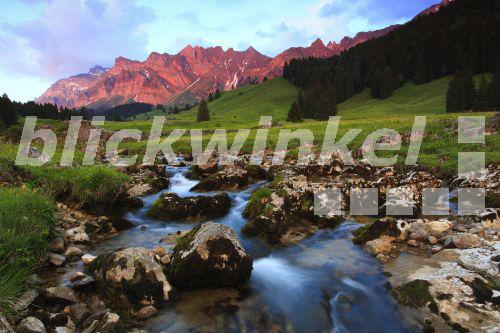 blickwinkel - Blick von einer Alm mit Gebirgsbach auf das ...
