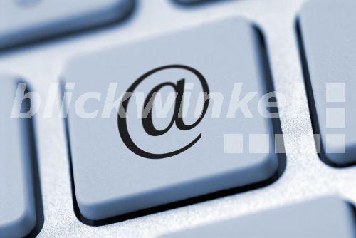 blickwinkel - E-Mail-Zeichen auf einer Tastatur - at sign on a keypad ...