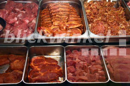 blickwinkel - Fleischsortiment an einer Fleischtheke - assortment of ...