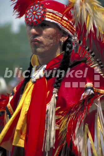 blickwinkel - Mohikaner mit typischem Federschmuck und Trachtenkleidung ...