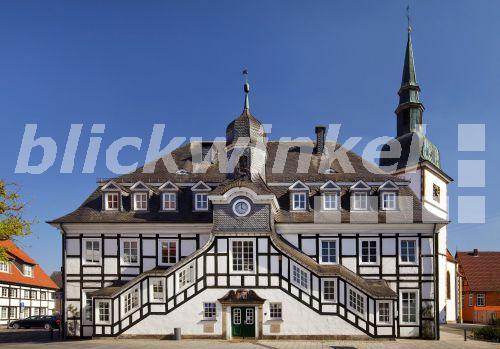 blickwinkel - historisches Rathaus von Rietberg mit Pfarrkirche St ...