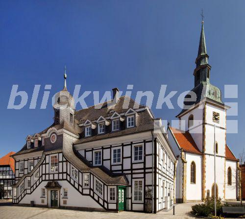 blickwinkel - historisches Rathaus von Rietberg mit Pfarrkirche St ...
