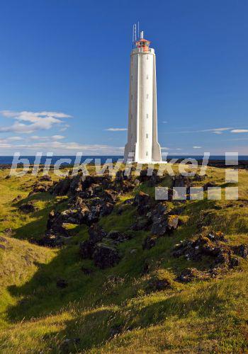 blickwinkel - Kuestenlandschaft mit dem Leuchtturm von Malarrif, Island ...