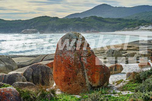 blickwinkel - Grosse Felsen am sommerlichen Squeaky Beach, Australien ...
